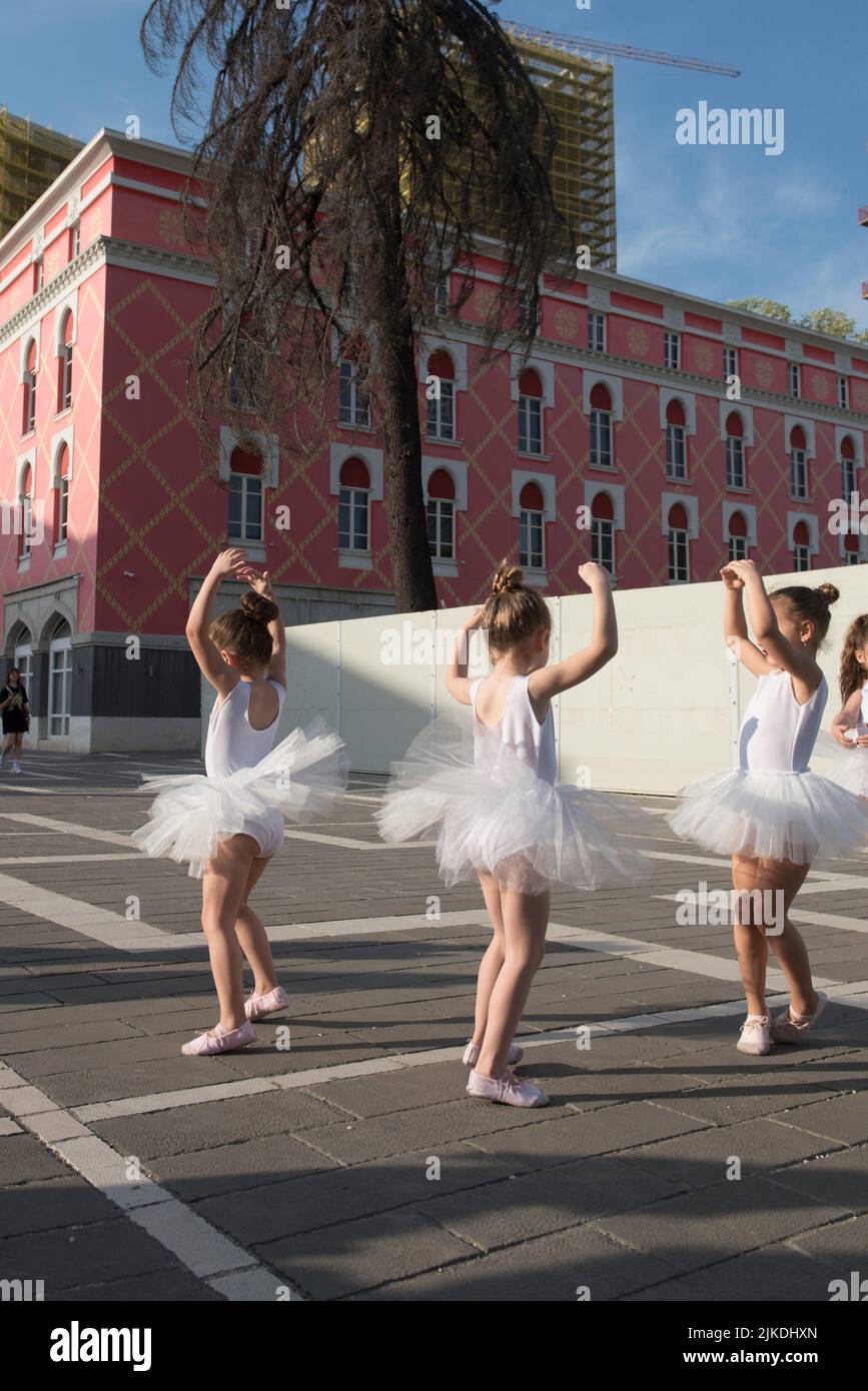 Kleine Mädchen in Tutu von einer Tanzschule posieren in der ...