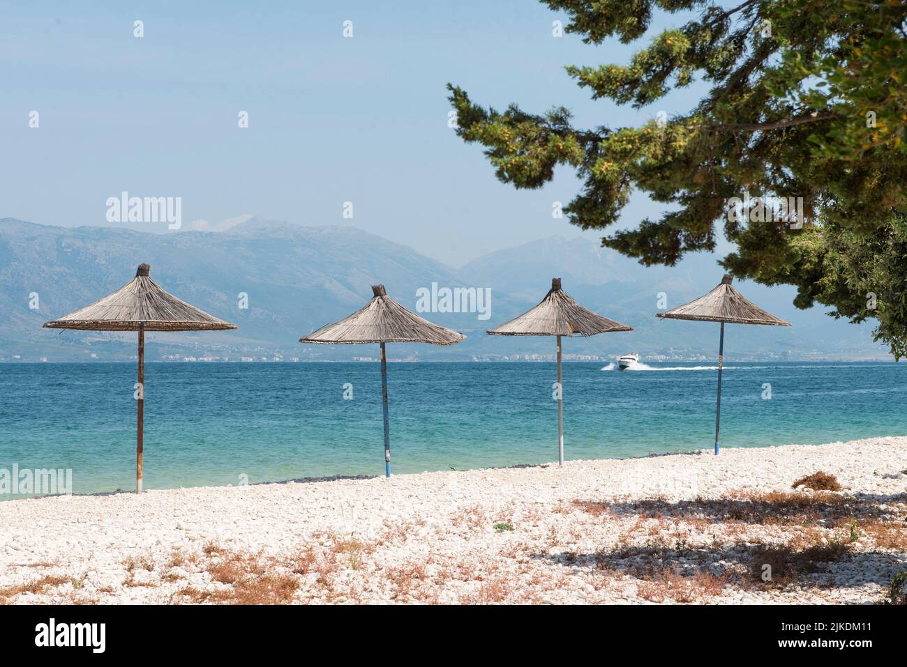 Strand in Zhanpovel Bay, Halbinsel Karaburun, innerhalb des Karaburun ...