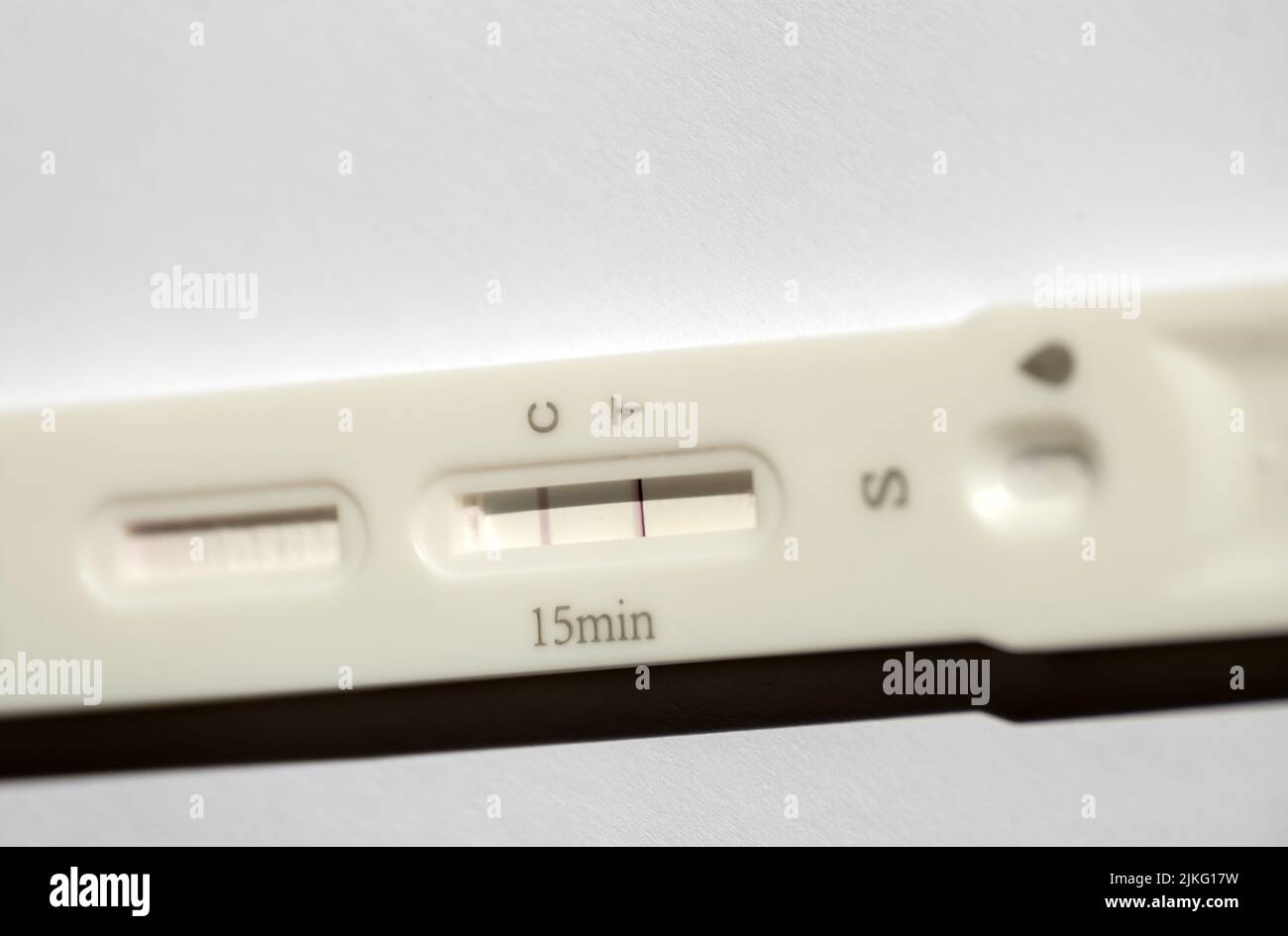 Positiver corona schnelltest -Fotos und -Bildmaterial in hoher ...