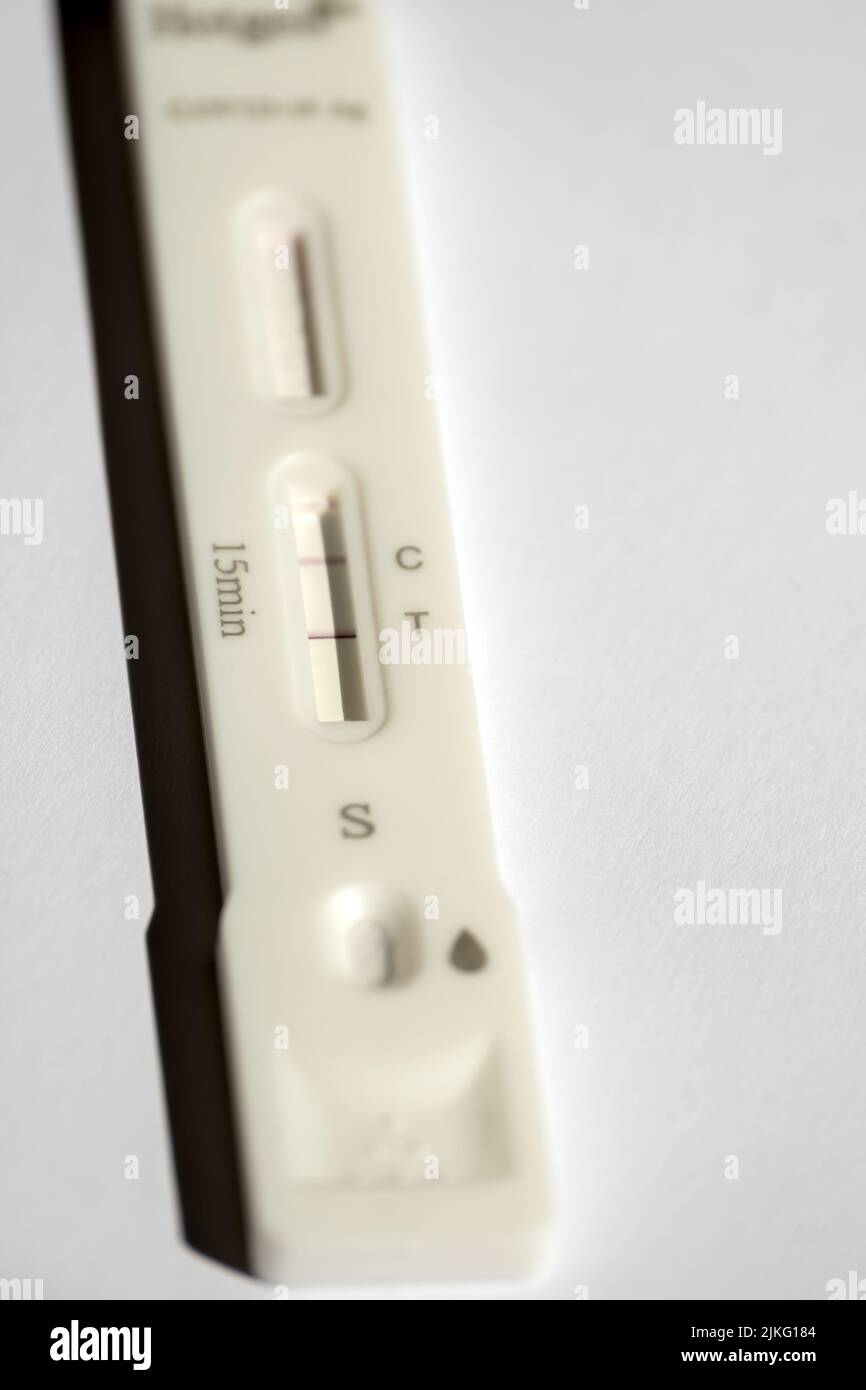 Positiver corona schnelltest -Fotos und -Bildmaterial in hoher ...