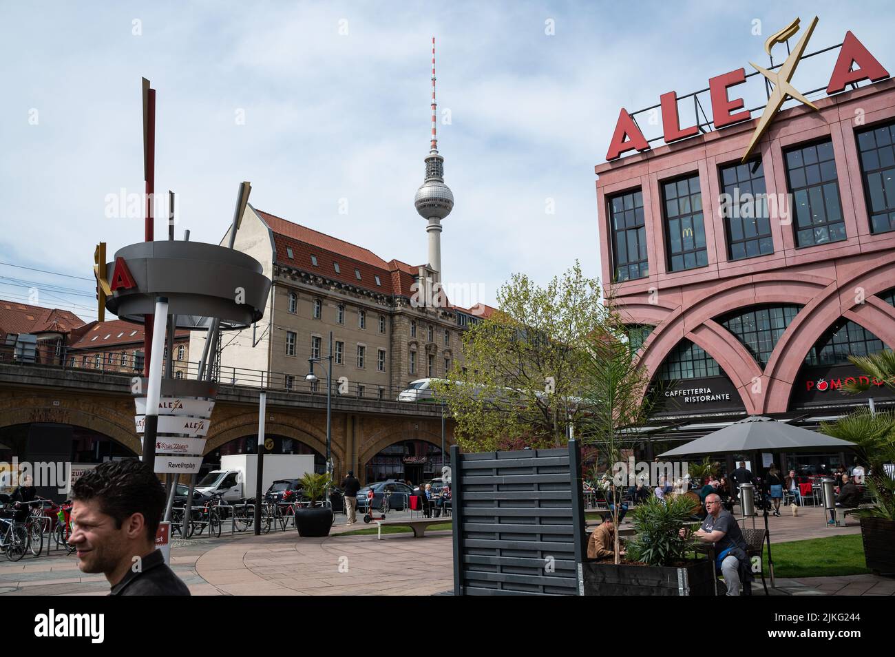 Alexa shopping mall berlin -Fotos und -Bildmaterial in hoher Auflösung ...