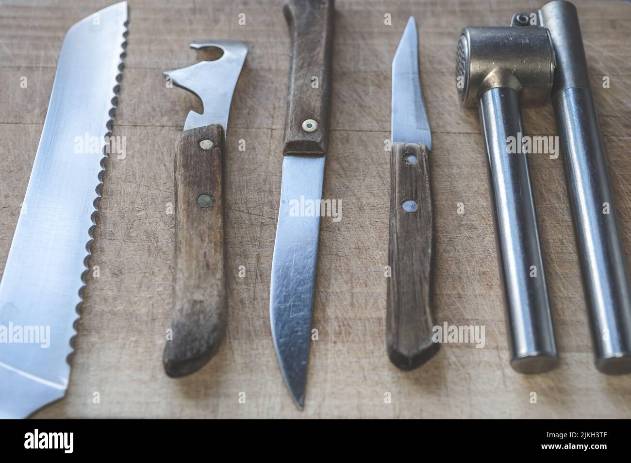 Die verschiedenen Arten der Messer mit den hölzernen Griffen und dem ...