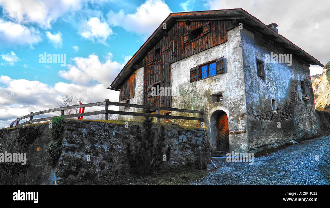 Eine Low-Angle-Aufnahme von Heidis altem Haus in Heidi Village ...