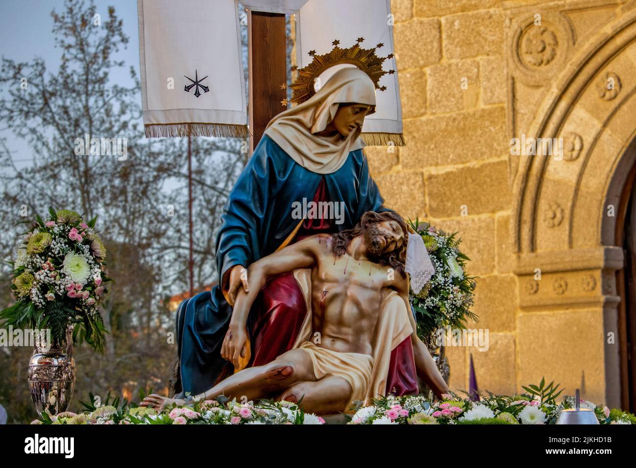 Pieta mary jesus statue cross -Fotos und -Bildmaterial in hoher Auflösung – Alamy