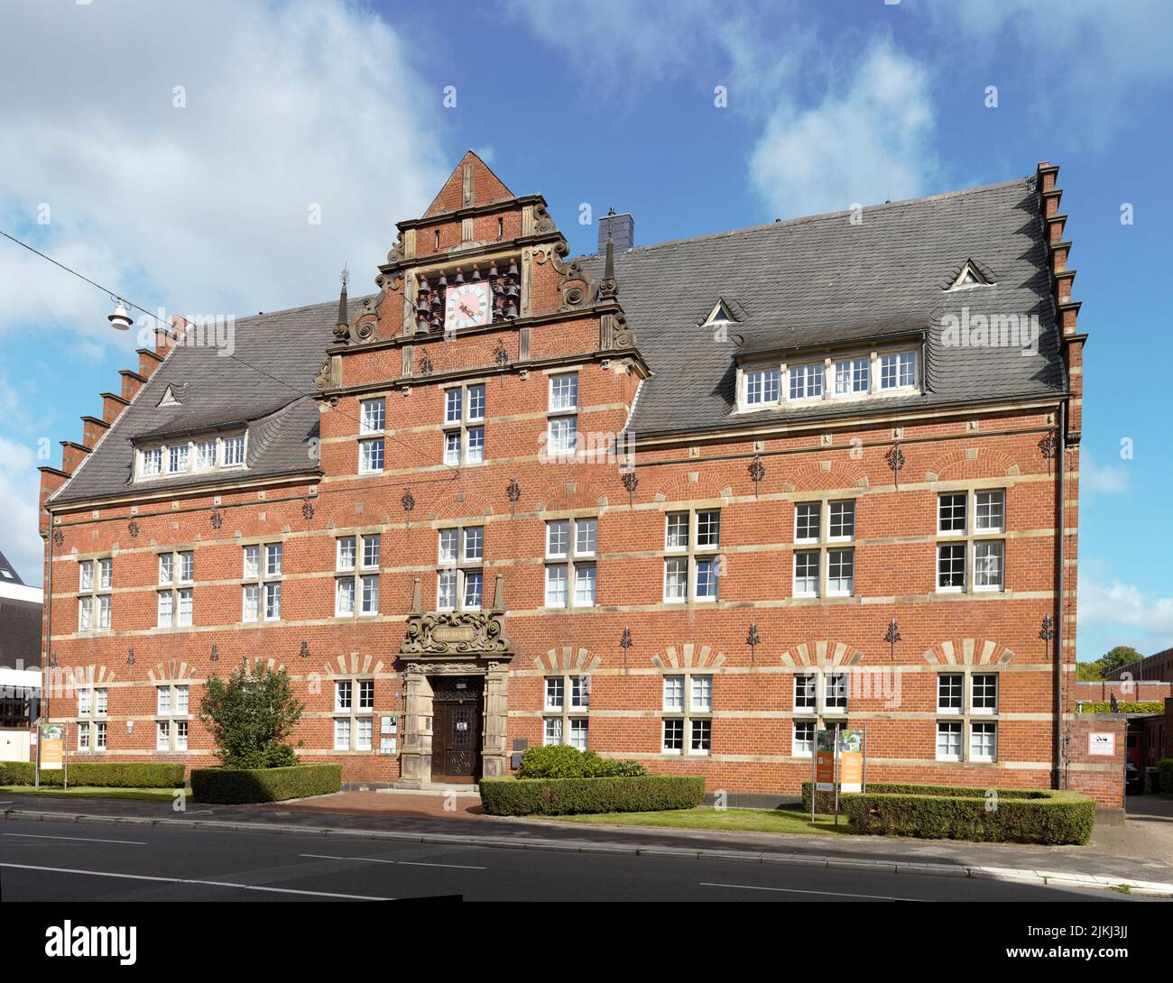 Robert-Koch-Haus, historischer Dachgiebel mit Uhr, Wilhelmshaven ...