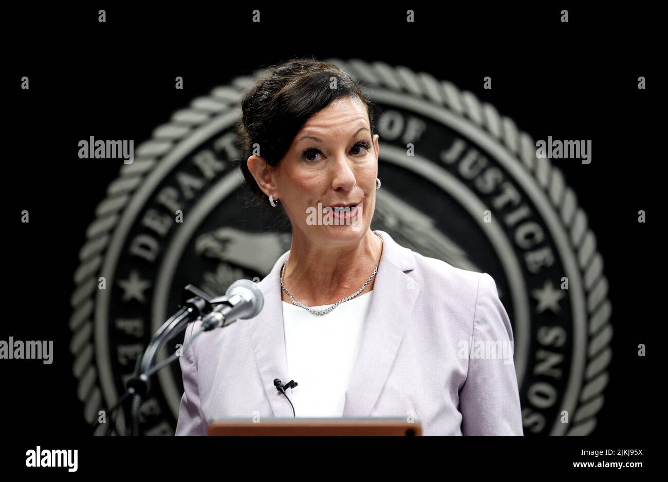 Die Direktorin des Bureau of Prisons (BOP), Colette Peters, hält eine ...