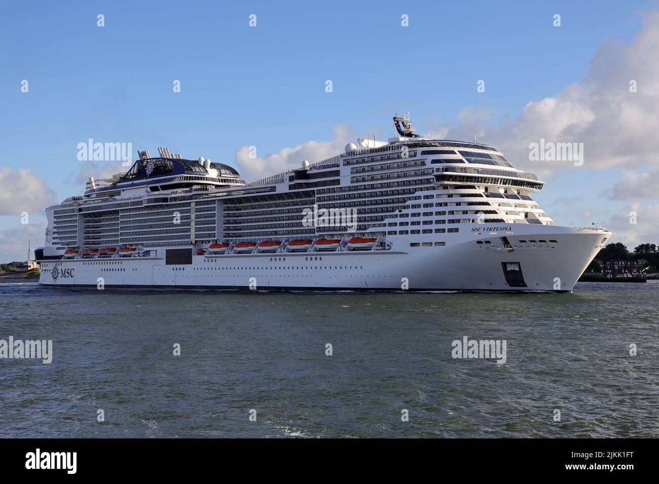 Das Kreuzfahrtschiff MSC Virtuosa kommt am 28. Mai 2022 im Hafen von ...