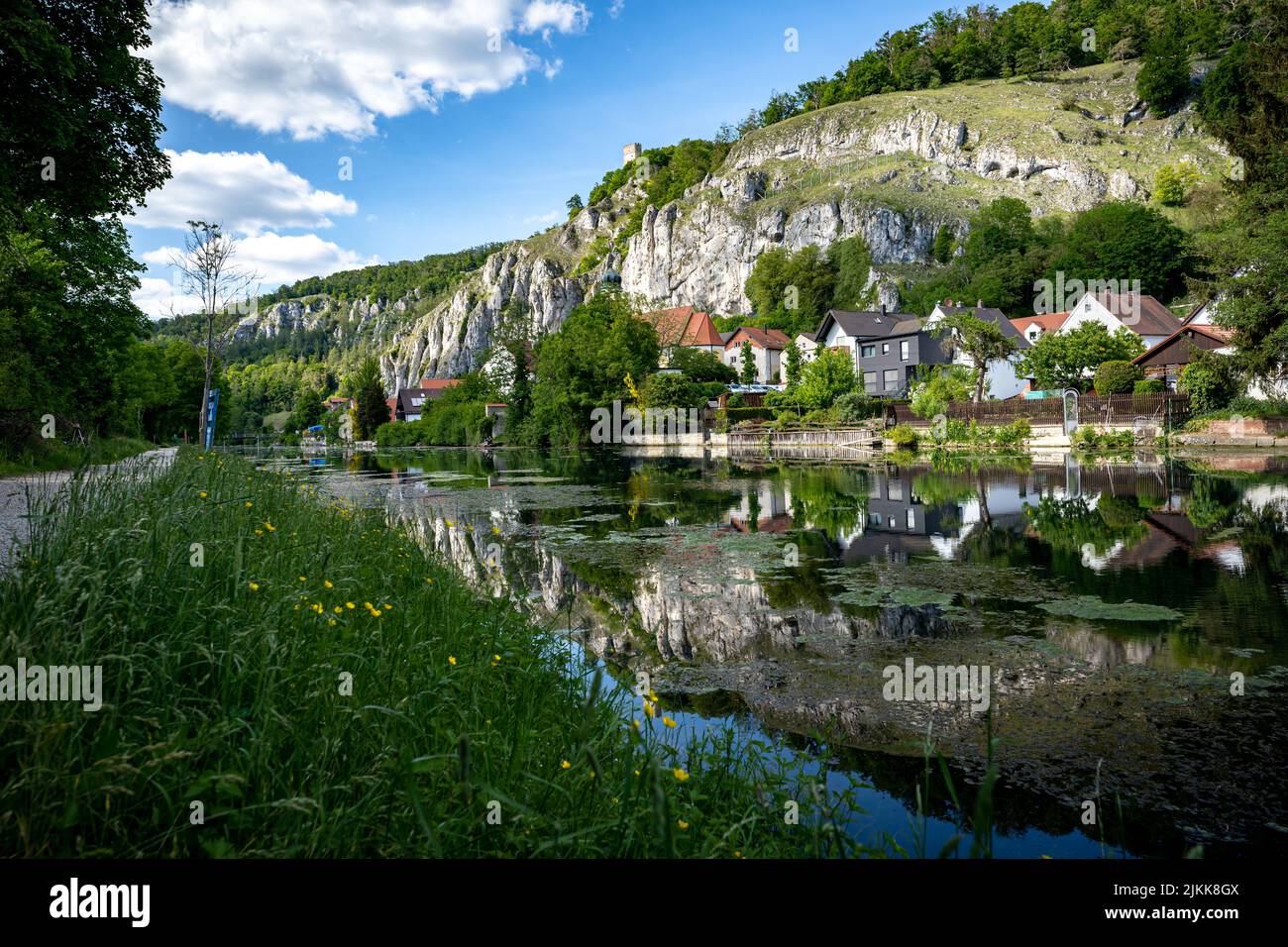 Idyllischer Blick auf das Dorf Markt Essing in Bayern, Deutschland mit ...