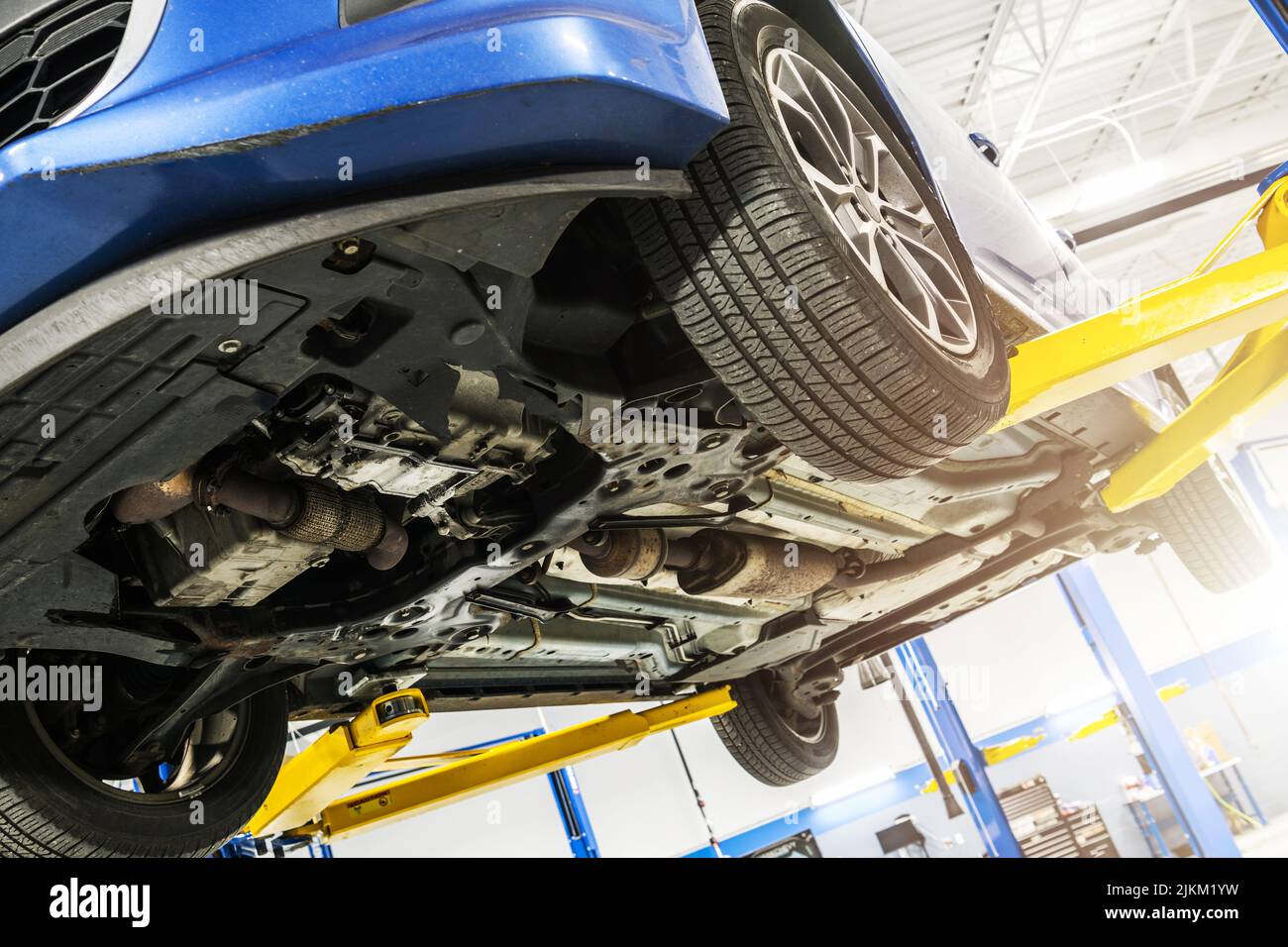 Ein auto hochheben -Fotos und -Bildmaterial in hoher Auflösung – Alamy