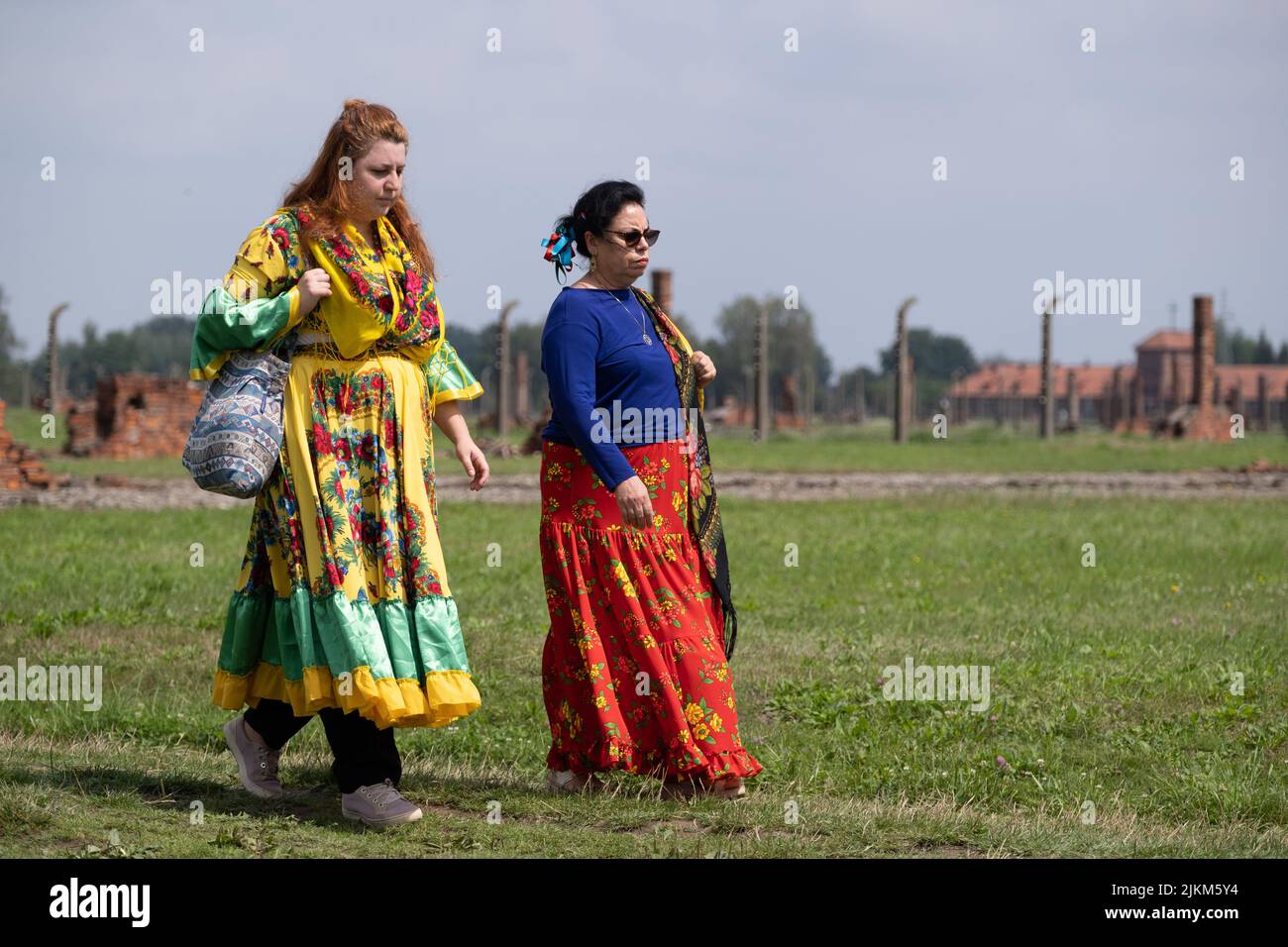 Brzezinka, Polen. 11. März 2000. Zwei Gypsie-Mädchen gehen den Weg im ehemaligen Lager Auschwitz ...
