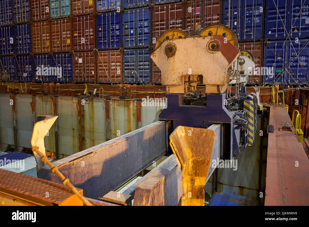 Containerschiff im Hafen am Containerterminal. Die Schiffe der ...