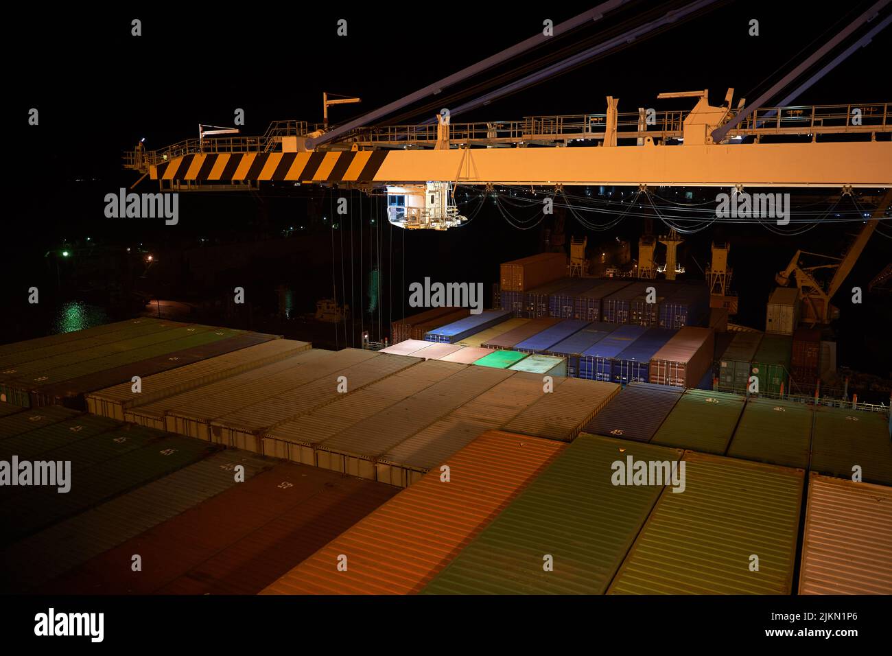 Containerschiff im Hafen am Containerterminal. Die Schiffe der ...