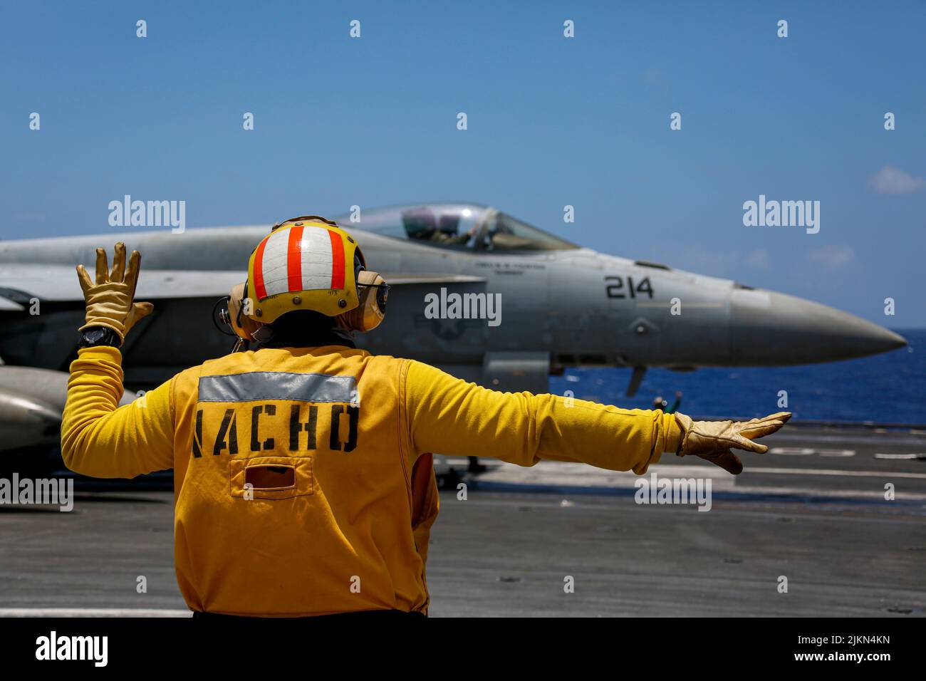 220730-N-MM912-2126 PACIFIC OCEAN (30. Juli 2022) Senior Chief Aviation ...
