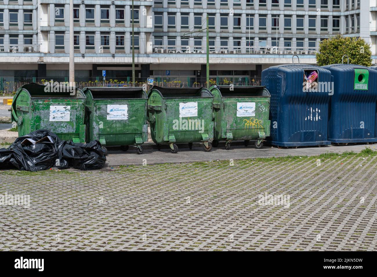 Garbage containers -Fotos und -Bildmaterial in hoher Auflösung – Alamy