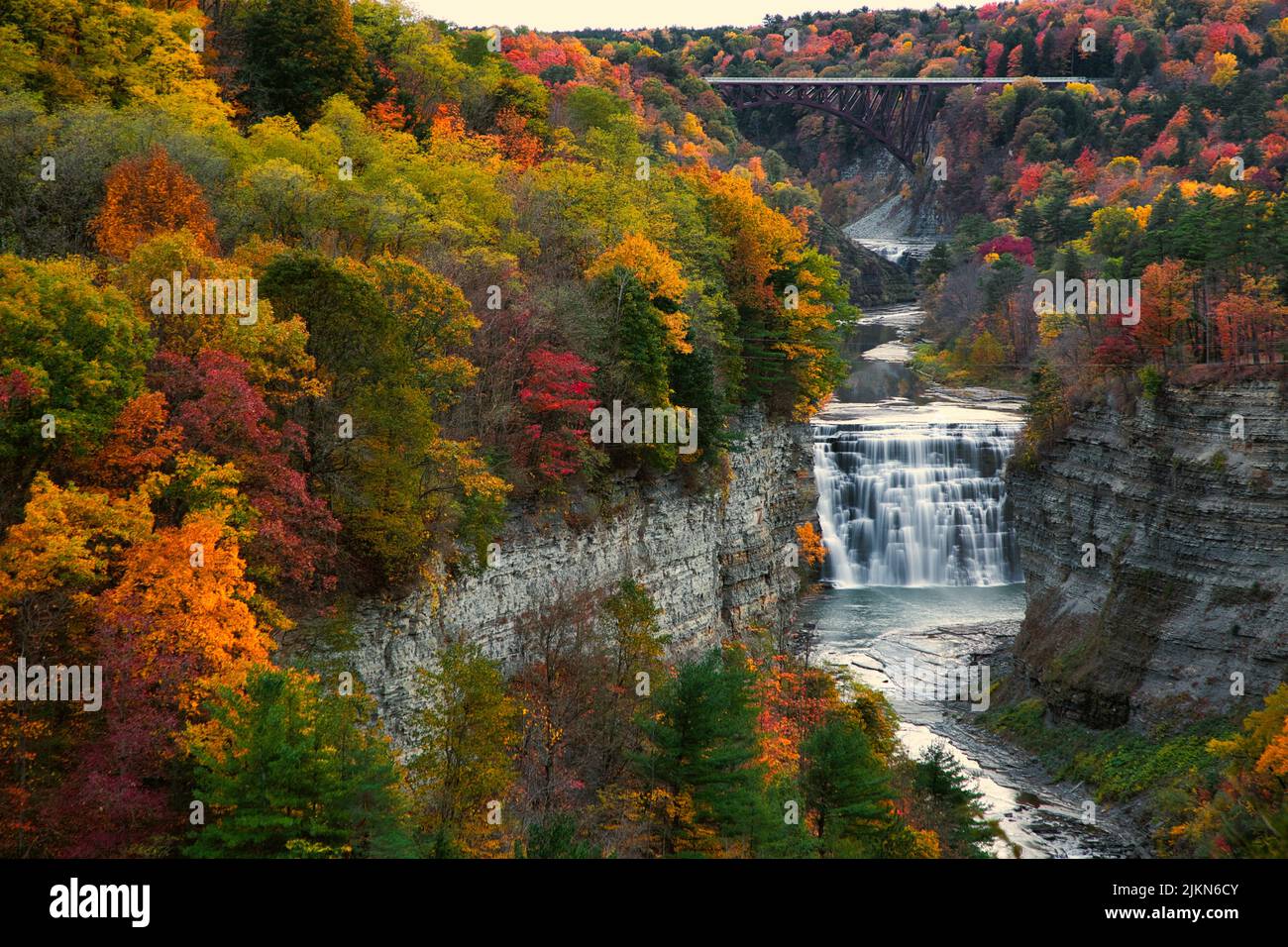 Ein atemberaubender Blick auf einen Wasserfall im Inspiration Point im ...
