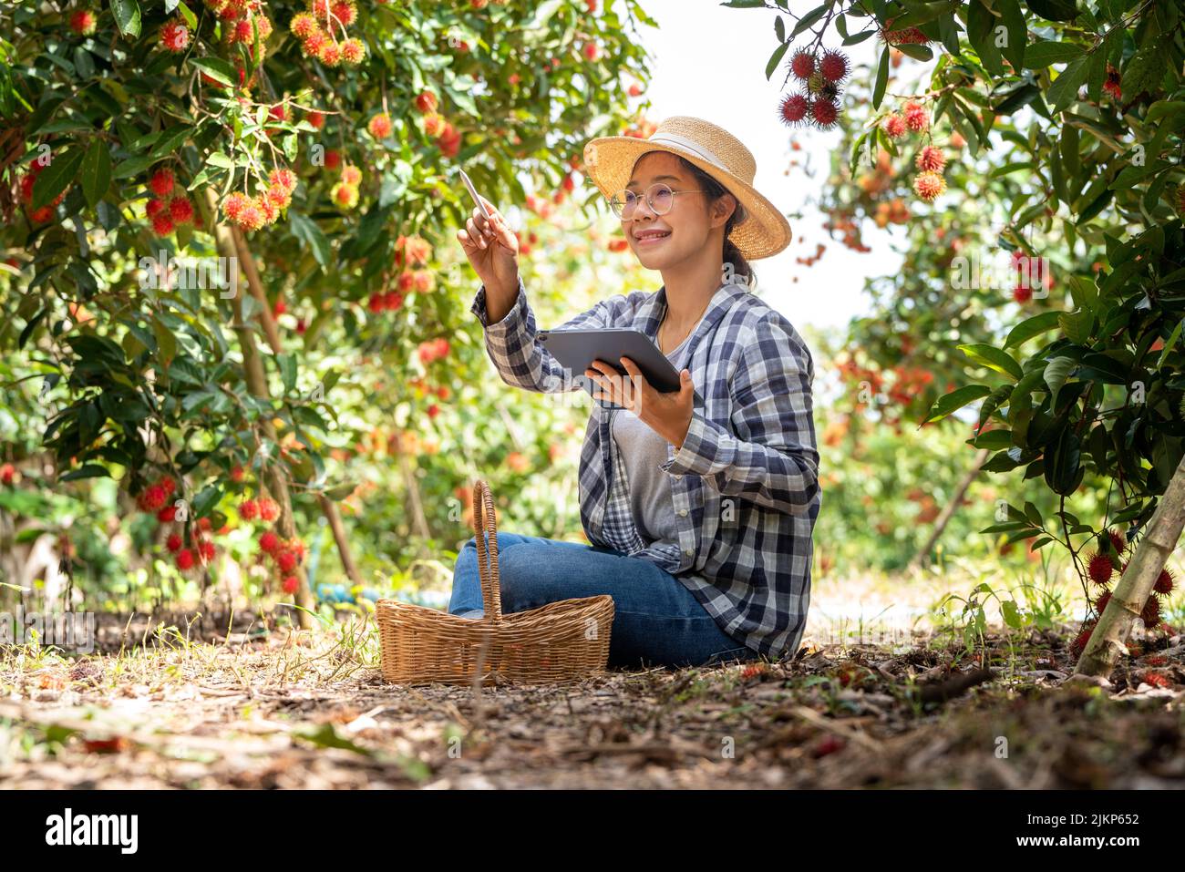Female farmer tractor -Fotos und -Bildmaterial in hoher Auflösung - Seite 2 - Alamy