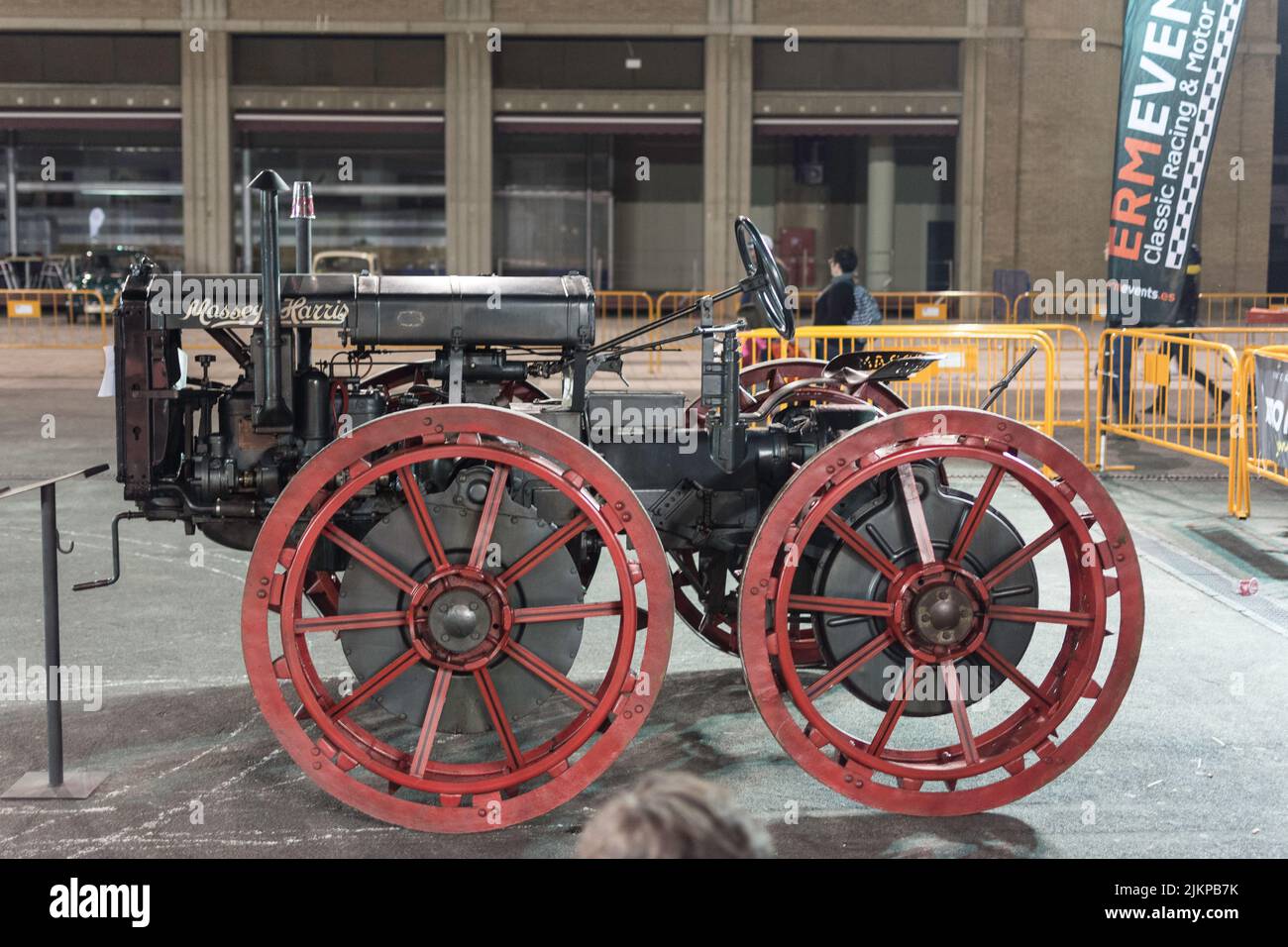 Sehr alter Traktor in der Stadt expo. Mit eisernen Rädern Modell Massey ...