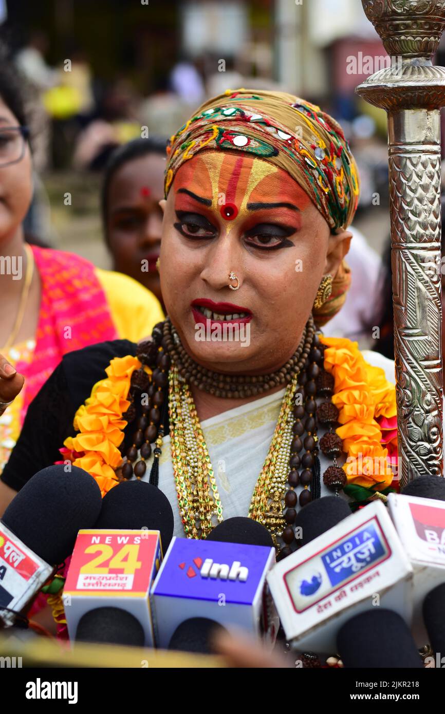 Indien: Maha mandleshwar Himangi sakhi (Heiliger Transgender) trägt das Wasser, das während des ...