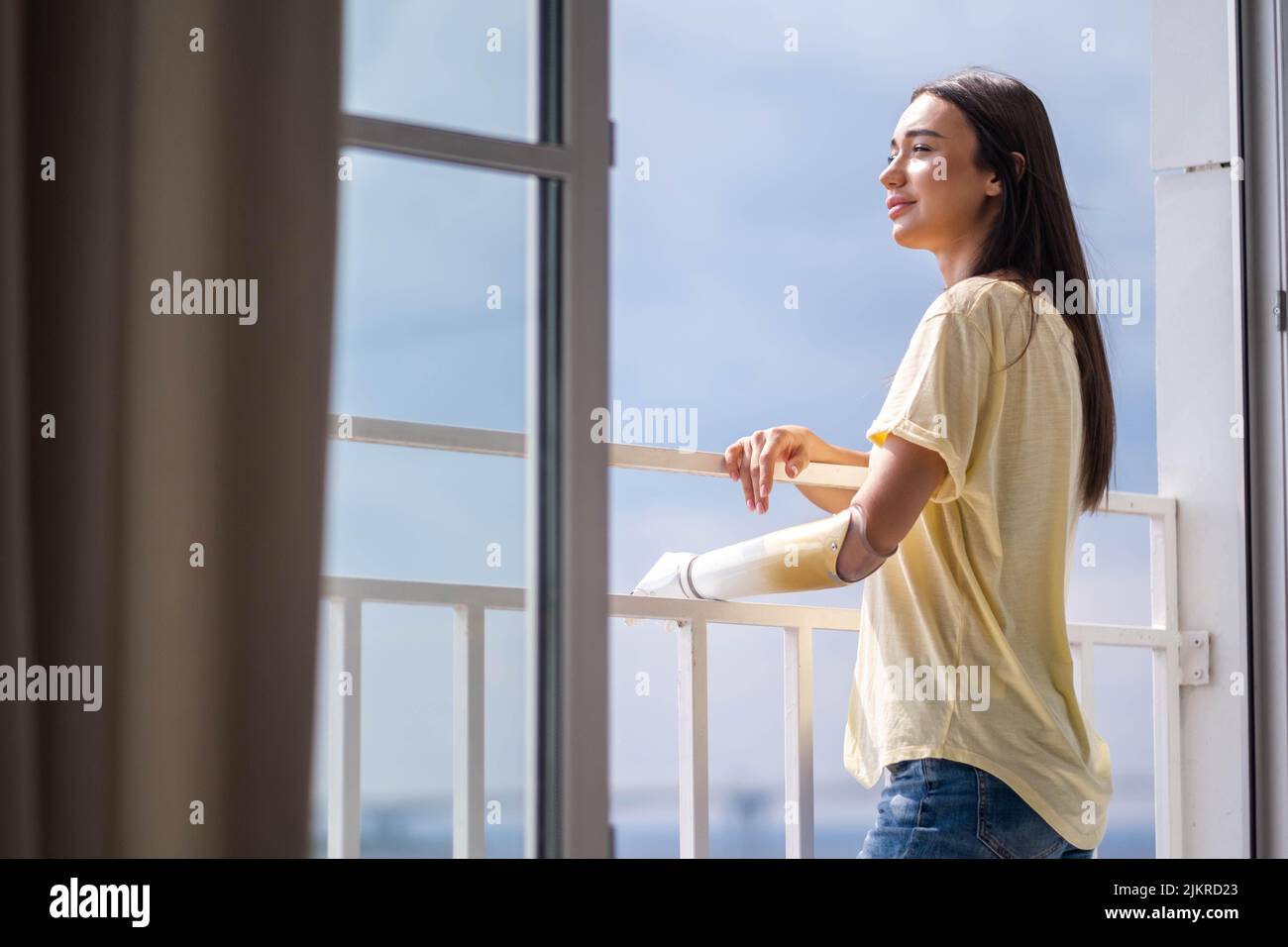 Portrait glückliche Frau mit prothetischen Arm Entspannung zu Hause ...