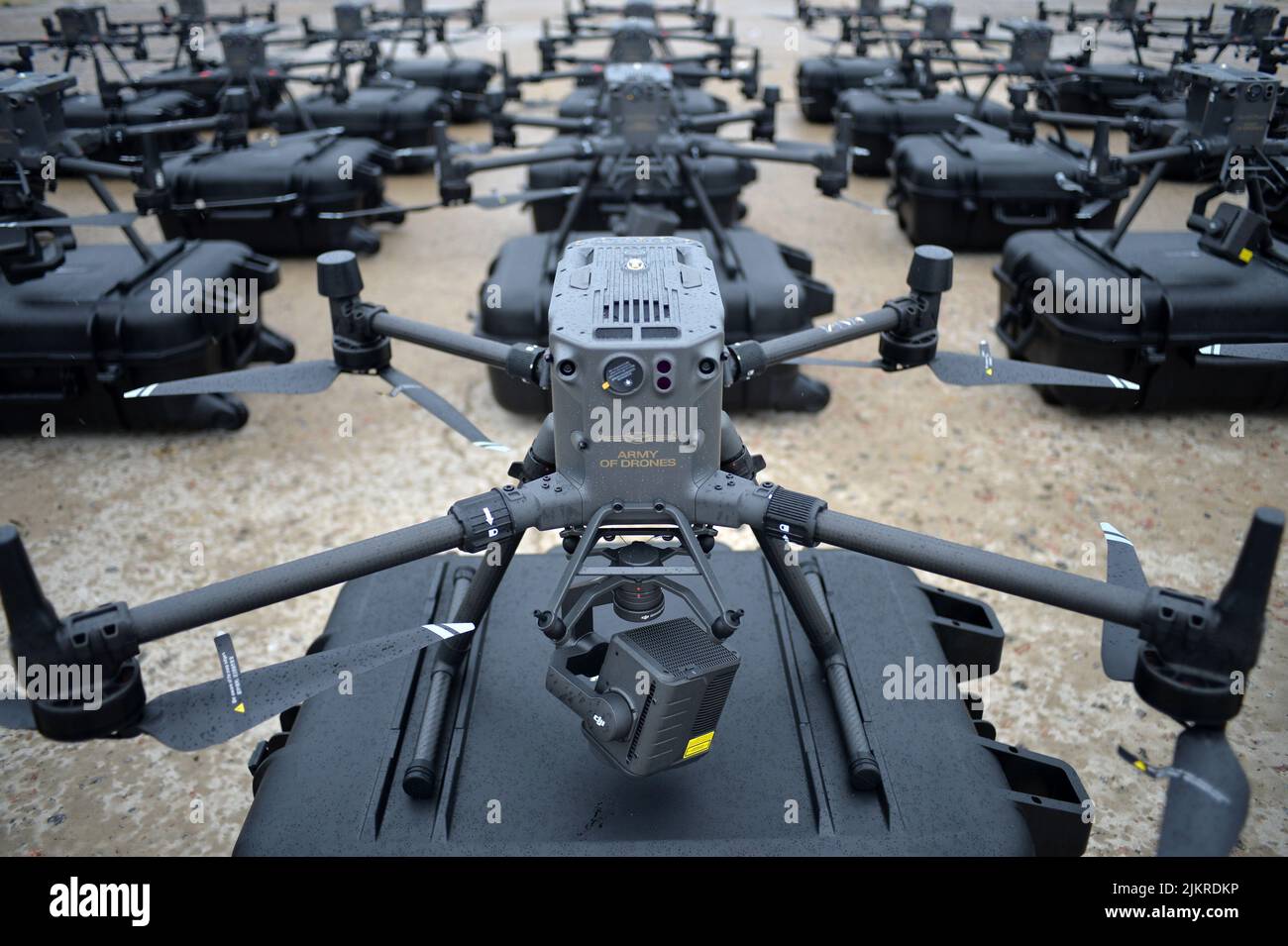 UKRAINE - 2. AUGUST 2022 - die Präsentation von 30 DJI Matrice 300 RTK ...