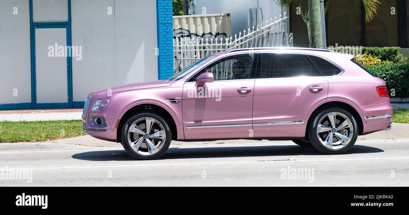 Pink bentley -Fotos und -Bildmaterial in hoher Auflösung – Alamy