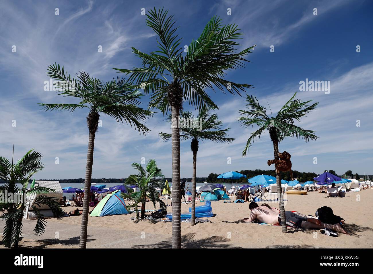 Berlin, Deutschland. 03. August 2022. Am Sandstrand am Strandbad ...