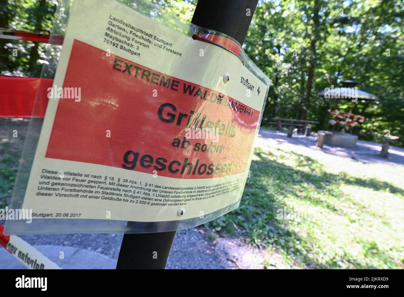 03. August 2022, Baden-Württemberg, Stuttgart: Ein Warnschild mit der ...