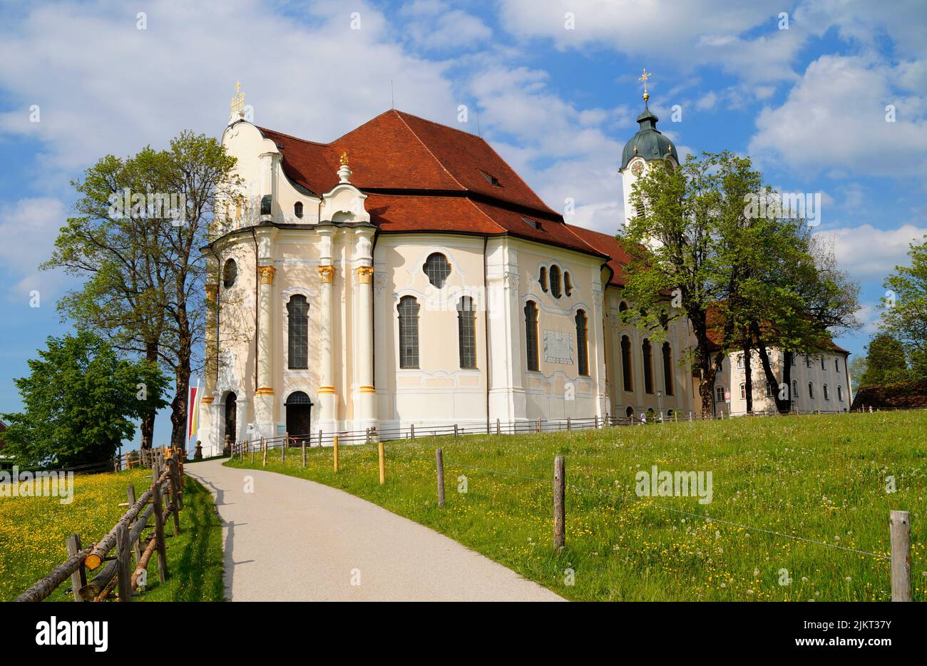 Die Wallfahrtskirche wies (Wieskirche) ist eine ovale Rokoko-Kirche in ...