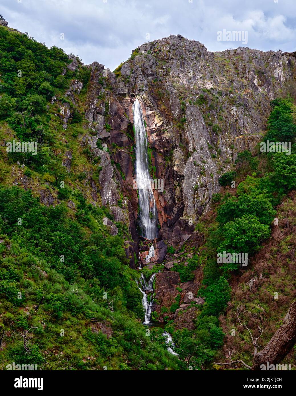 Eine wunderschöne Landschaft des Frecha da Mizarela Wasserfalls in ...