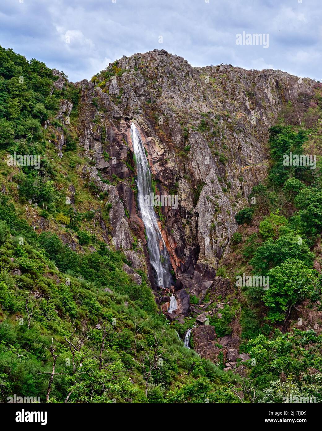 Eine wunderschöne Landschaft des Frecha da Mizarela Wasserfalls in ...
