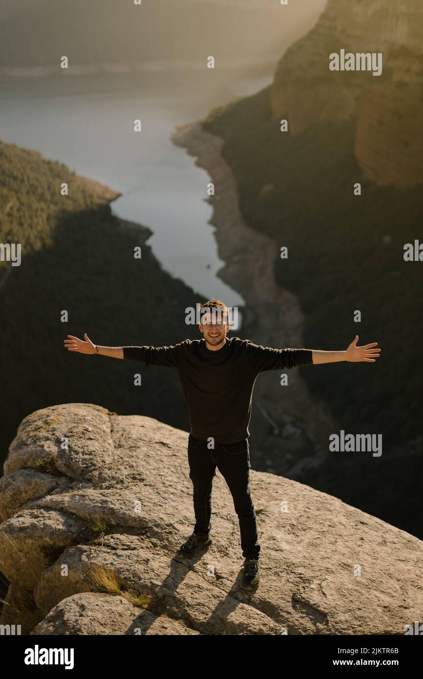 Glücklicher mann arme weit offen -Fotos und -Bildmaterial in hoher ...