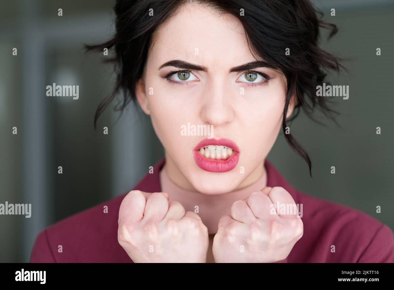 Wütend und entblößt seine zähne -Fotos und -Bildmaterial in hoher Auflösung – Alamy