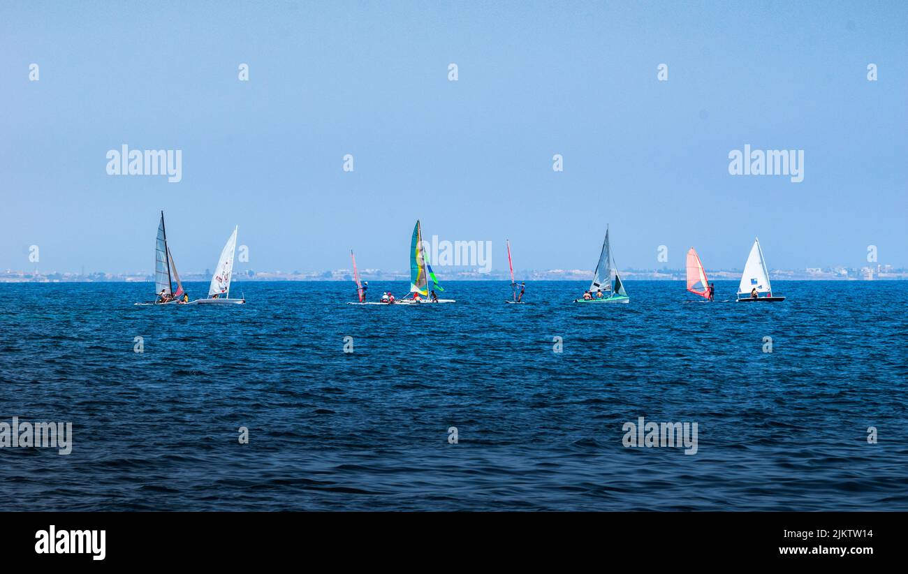Blick auf eine Segelregatta im blauen Meer Stockfotografie - Alamy