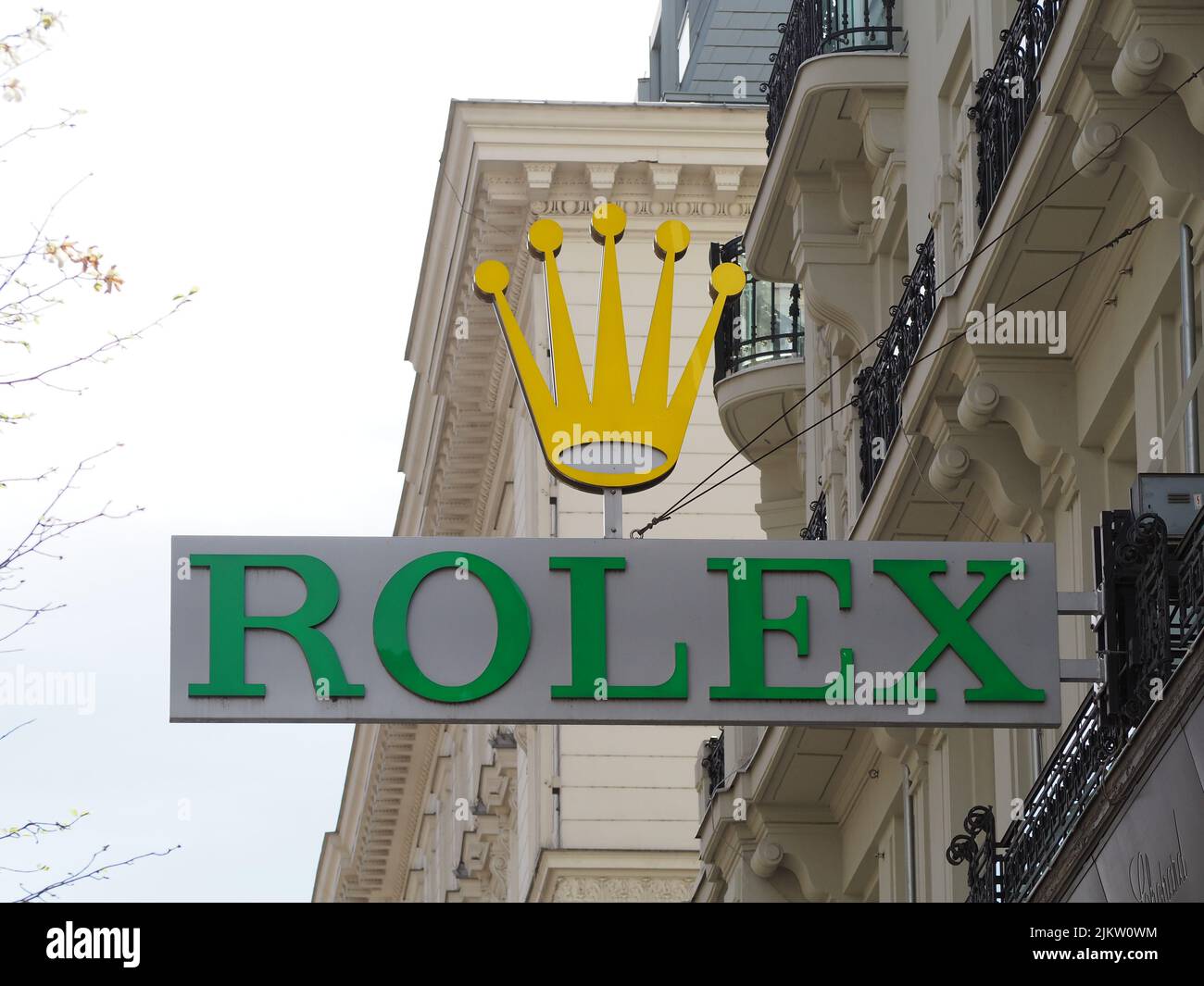 Rolex-Schild (Luxusuhrmanufaktur), das an einer Wand außerhalb des ...