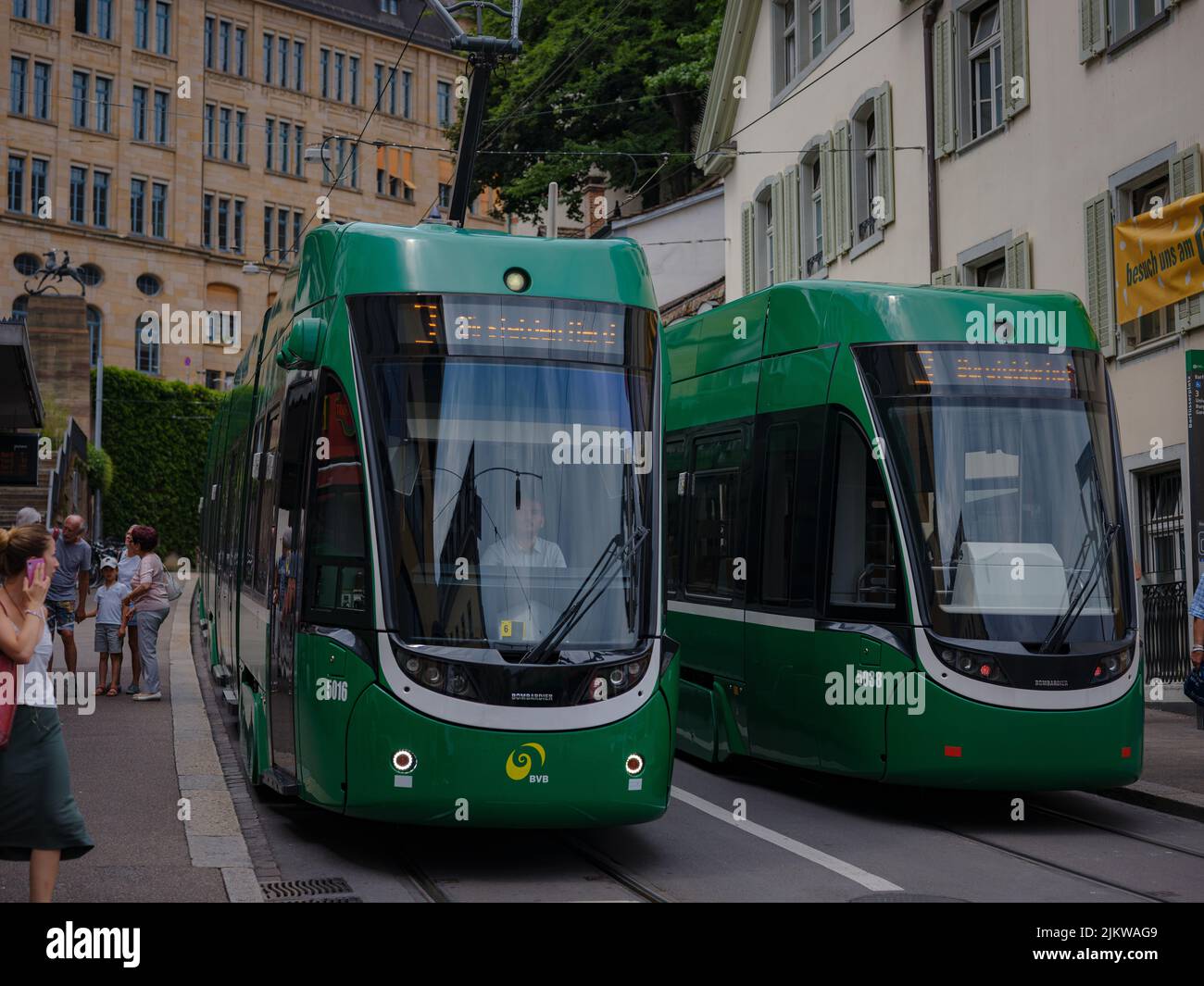 Basel, Schweiz - Juli 4 2022: Öffentliche Verkehrsmittel in der Stadt ...