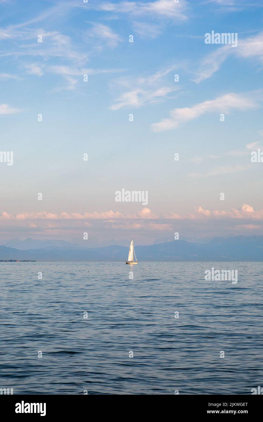 Eine vertikale Aufnahme eines Segelschiffs im Bodensee unter dem ...