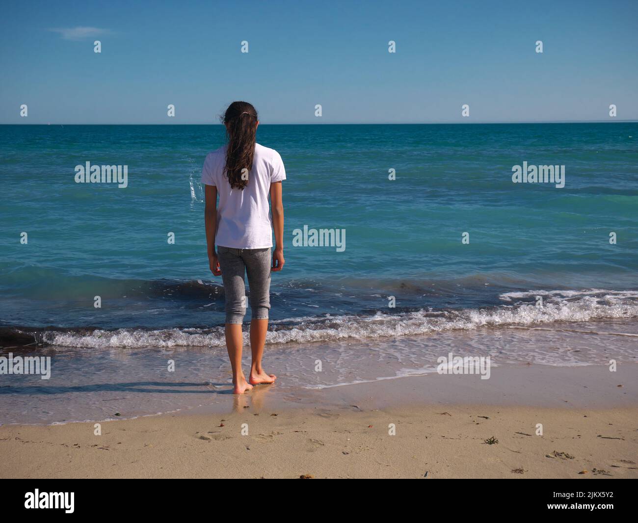 Schöne teenager am strand -Fotos und -Bildmaterial in hoher Auflösung – Alamy