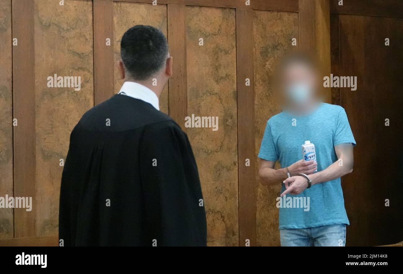 Frau in handschellen vor gericht -Fotos und -Bildmaterial in hoher ...