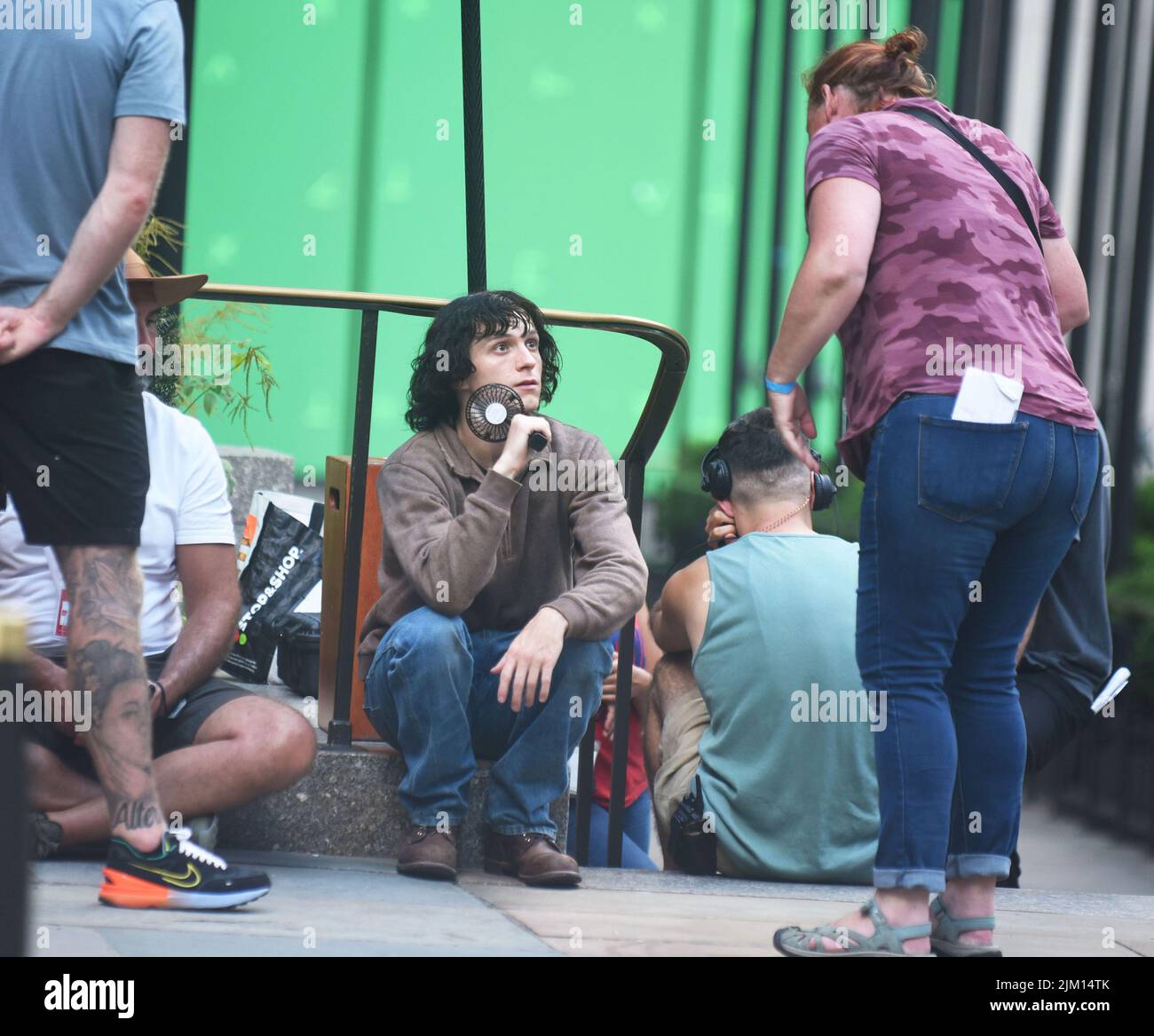 Tom Holland kühlt sich mit einem Ventilator ab, während er den ...