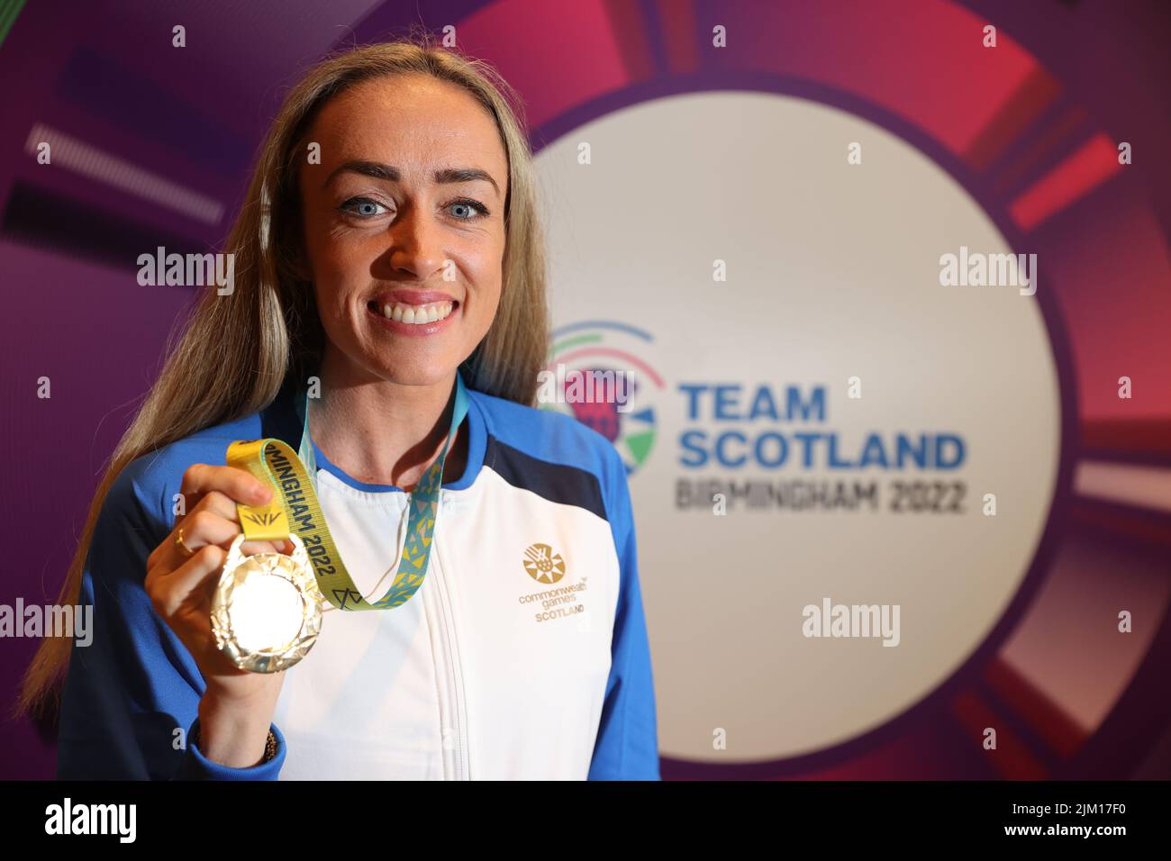 Handout-Foto der schottischen Eilish McColgan mit ihren Commonwealth ... Handout-Foto der schottischen Eilish McColgan mit ihren Commonwealth ...