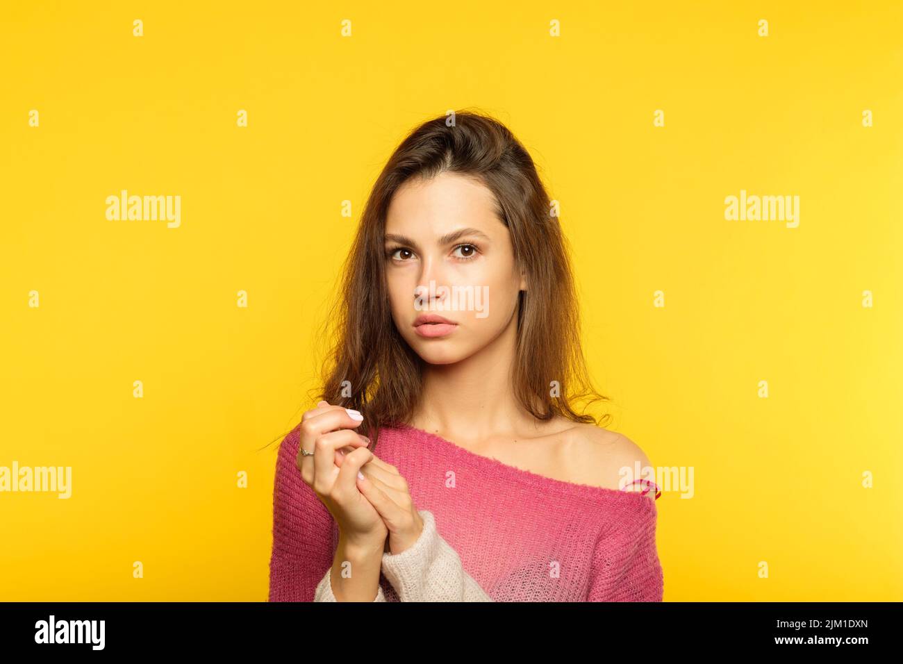 Niedergesschlagen gesicht -Fotos und -Bildmaterial in hoher Auflösung – Alamy