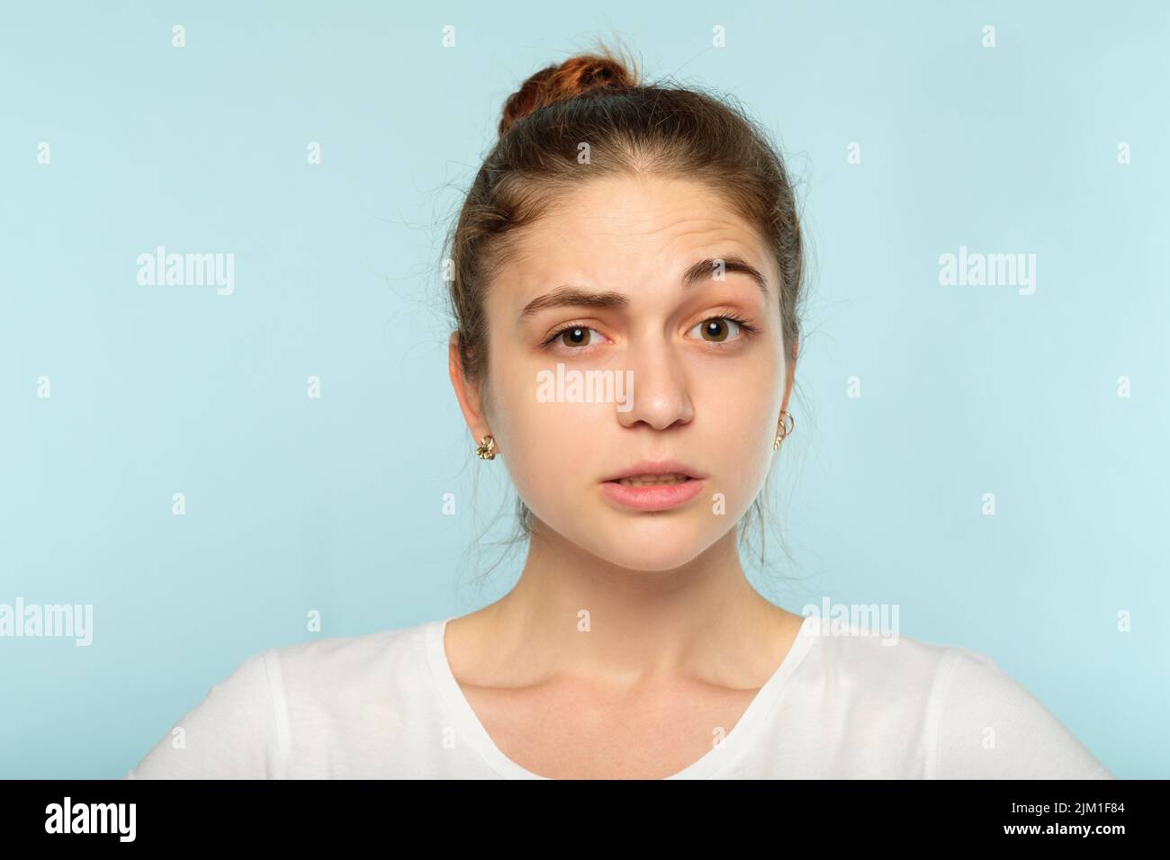 Raised eyebrow -Fotos und -Bildmaterial in hoher Auflösung – Alamy