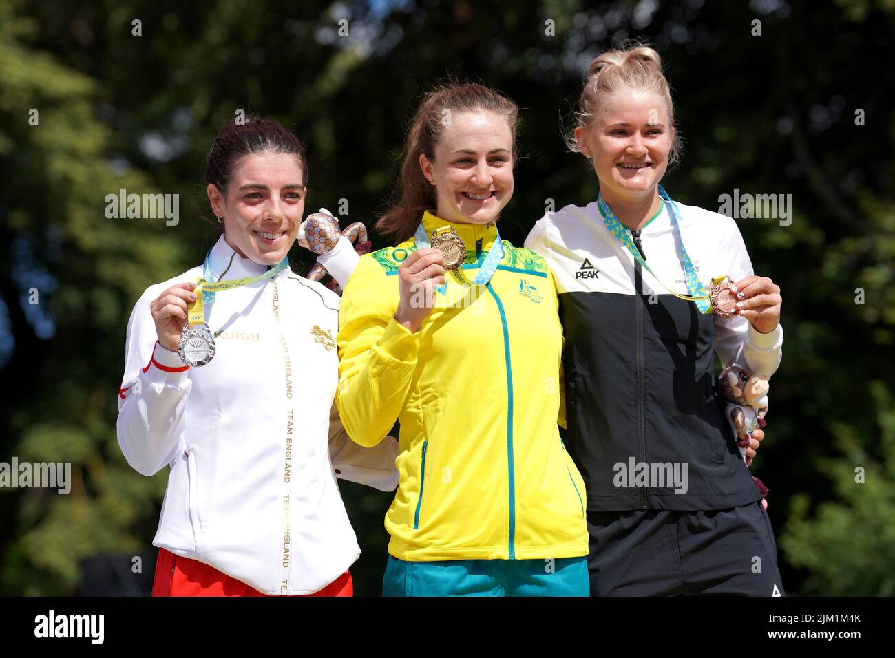 Die Engländerin Anna Henderson (links) mit der Silbermedaille, die ...
