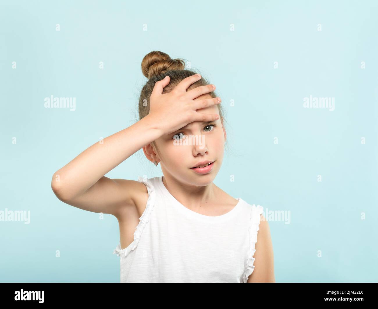 Stirn bedecken -Fotos und -Bildmaterial in hoher Auflösung – Alamy