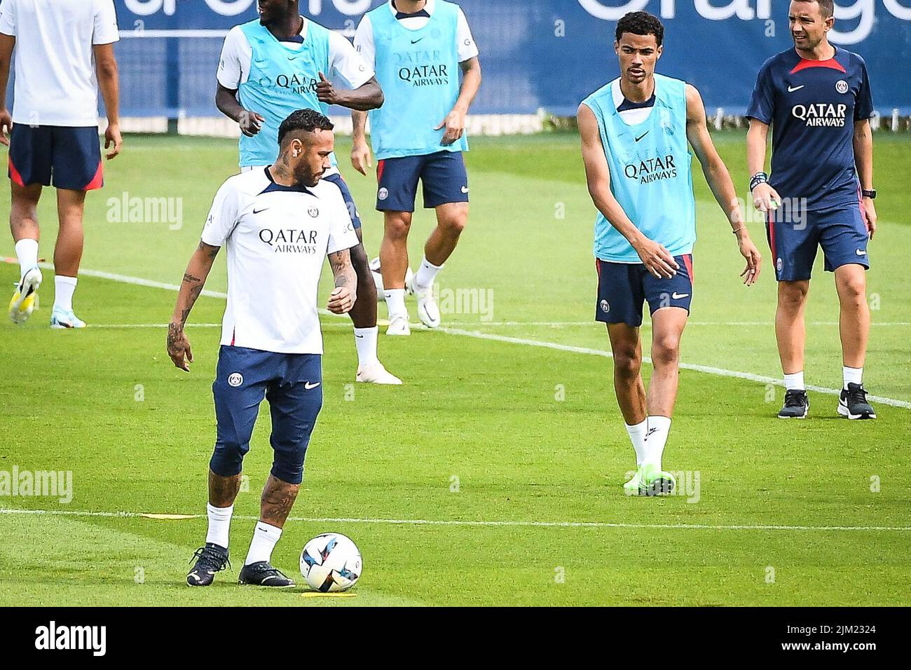 Paris, Frankreich - 04/08/2022, NEYMAR JR von PSG und Hugo EKITIKE von ...