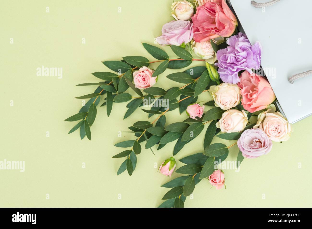 Blumen grünen Zweig Layout Rose eustoma Komposition Stockfotografie - Alamy