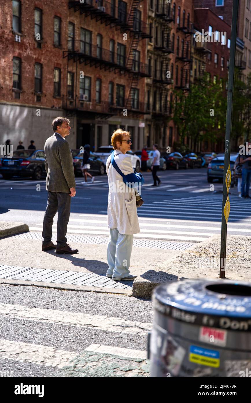 Eine vertikale Aufnahme der Menschen, die darauf warten, die Straße zu überqueren. Chelsea ...