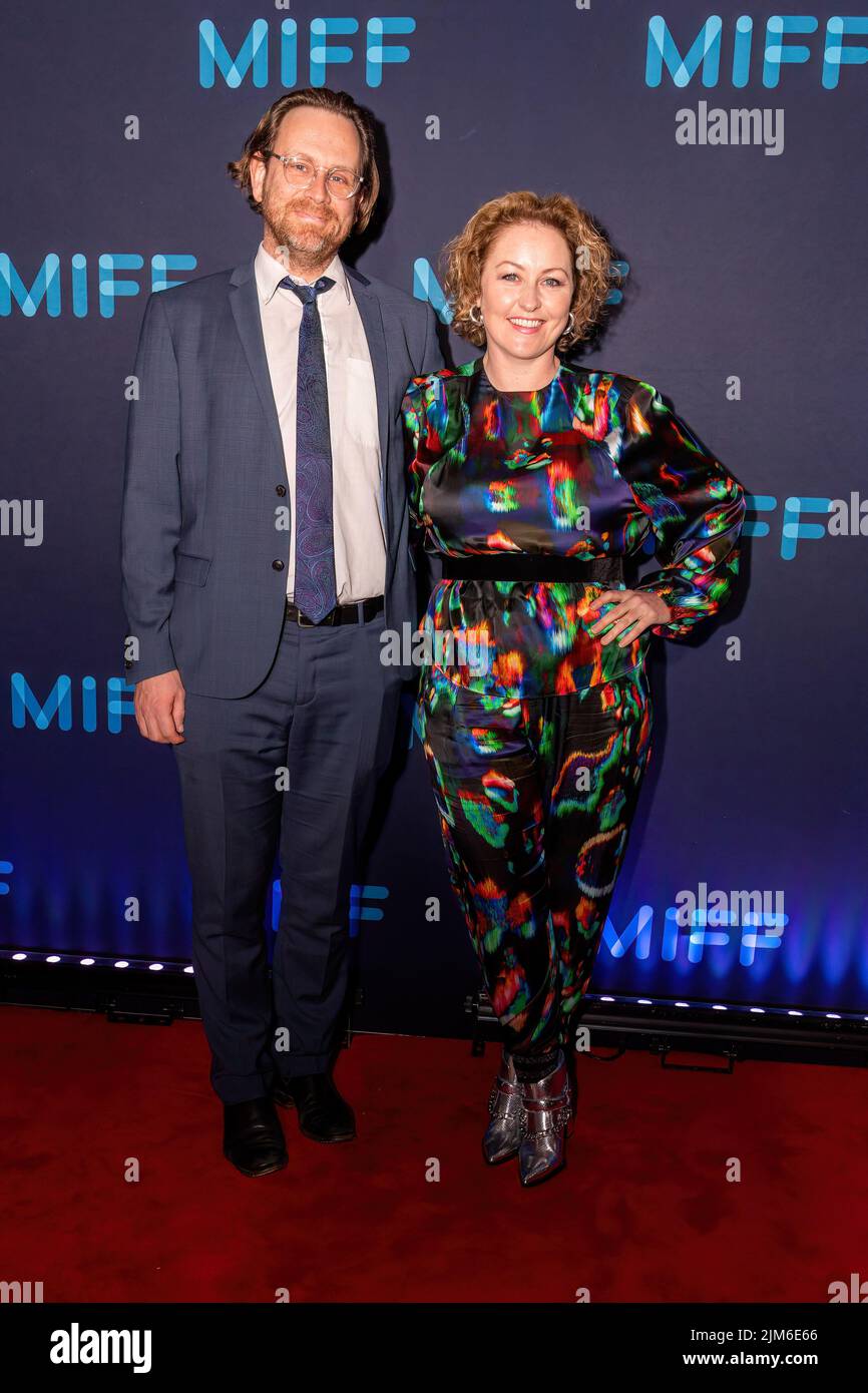 Melbourne, Australien, 04/08/2022, ABC Radio Host Zan Rowe (R) auf dem ...