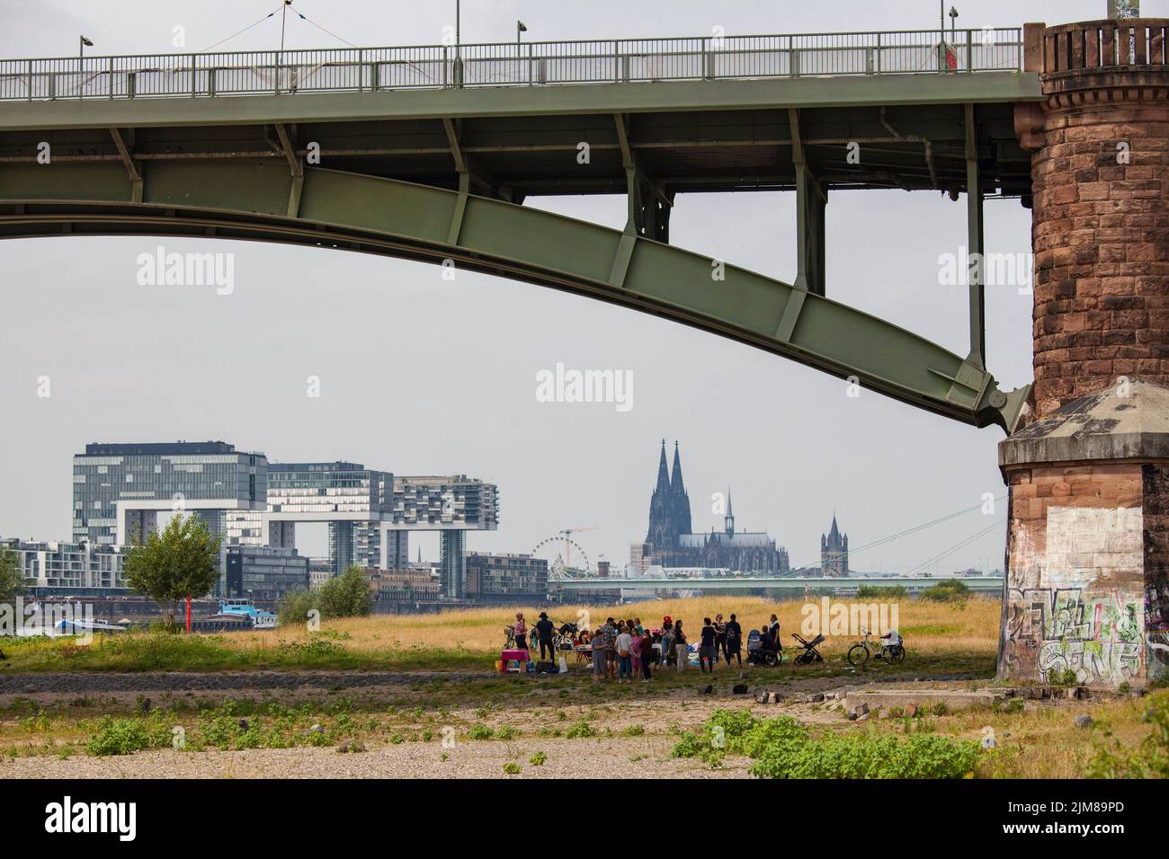 Gruppe von Menschen unter der Südbrücke, Blick auf den Rheinauer Hafen ...