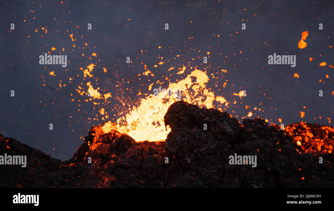 Ein Vulkanausbruch im Vulkan Mt Fagradalsfjall im August 2022 ...